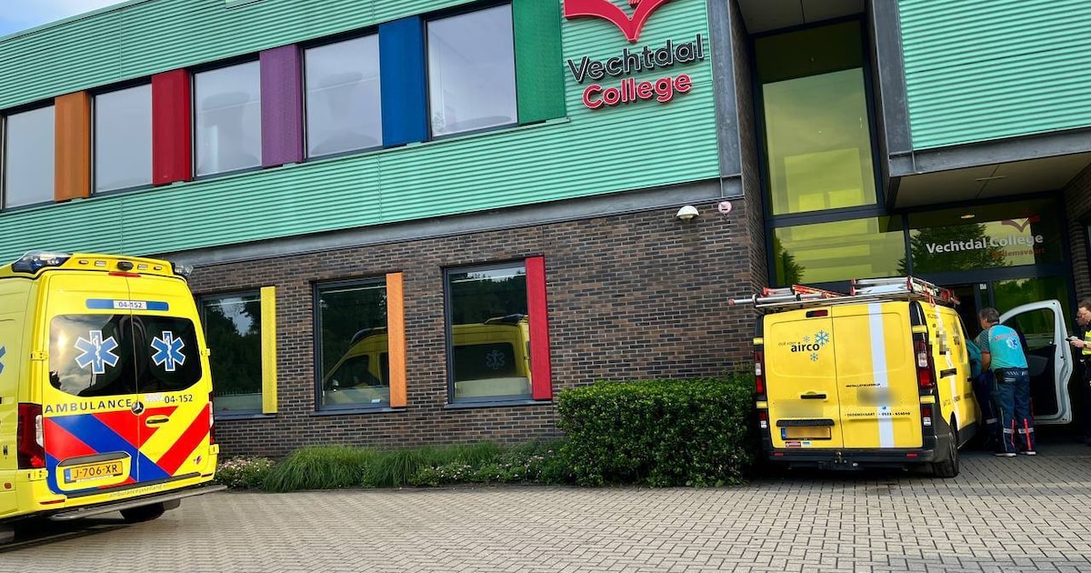 Bedrijfsbus rijdt door hoofdingang van school in Dedemsvaart ...