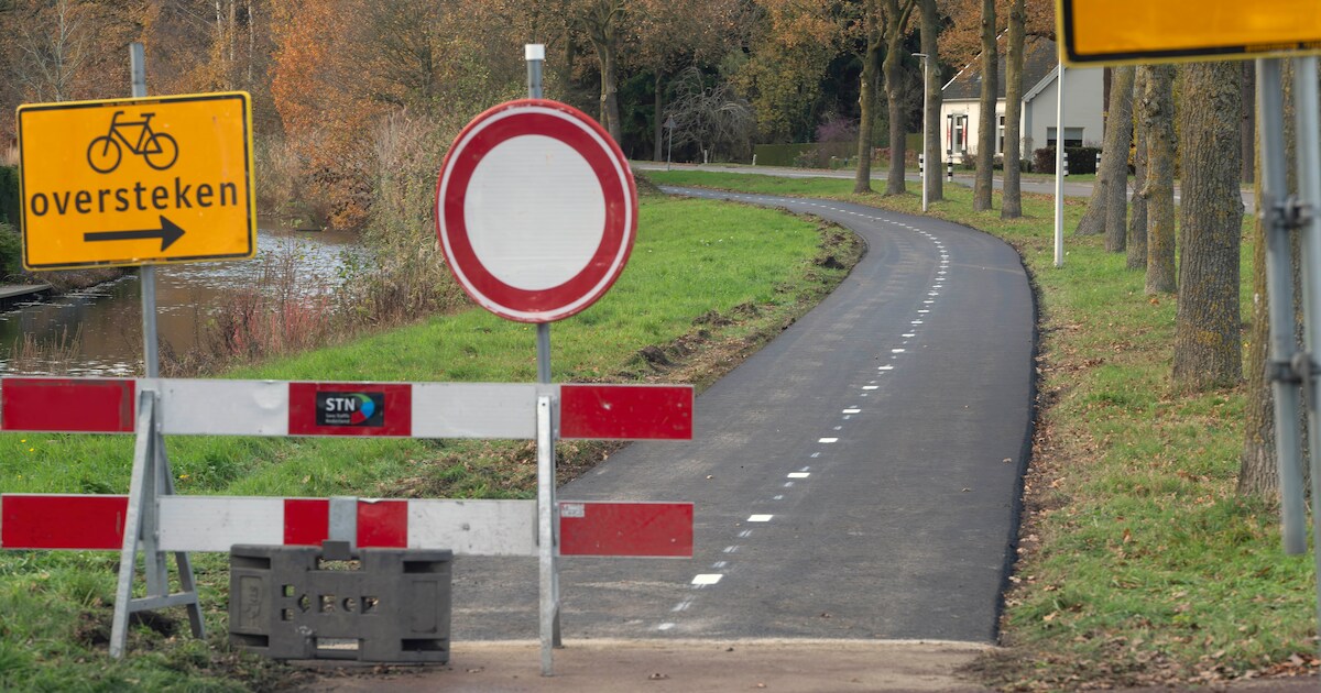 Eindelijk is het weer soepel fietsen langs de Raalterweg in Wijhe ...