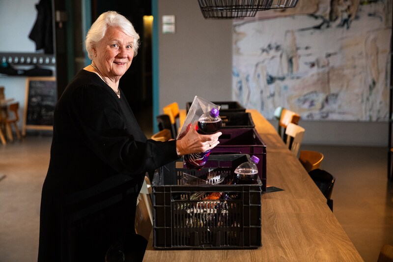 Nadat haar zoon verongelukt komt Annie (74) het huis niet meer uit, tót ...