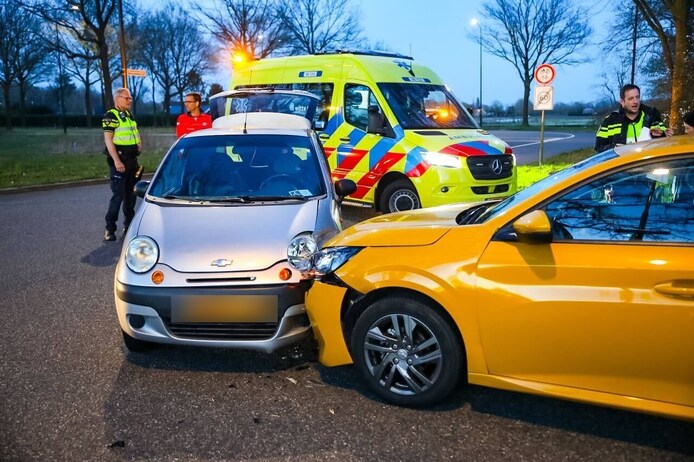 Veel schade nadat auto's op elkaar botsen in Beekbergen | 112 nieuws Apeldoorn | destentor.nl