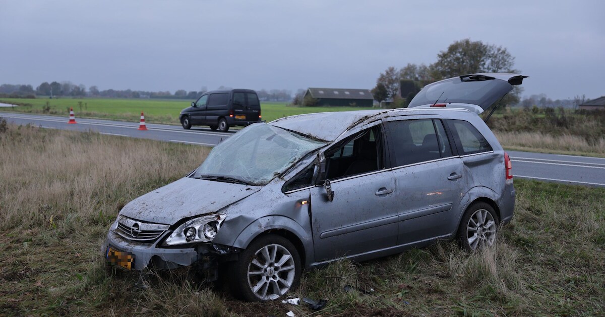 Auto rijdt bult met maaisel in op Deventerweg tussen Ommen en Raalte ...