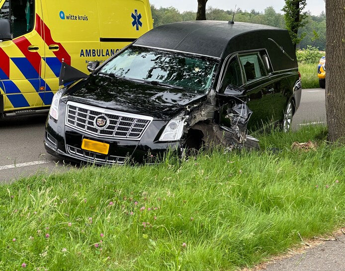Rouwwagen knalt tegen boom in Uddel, bestuurder naar ziekenhuis | 112 nieuws Apeldoorn ...