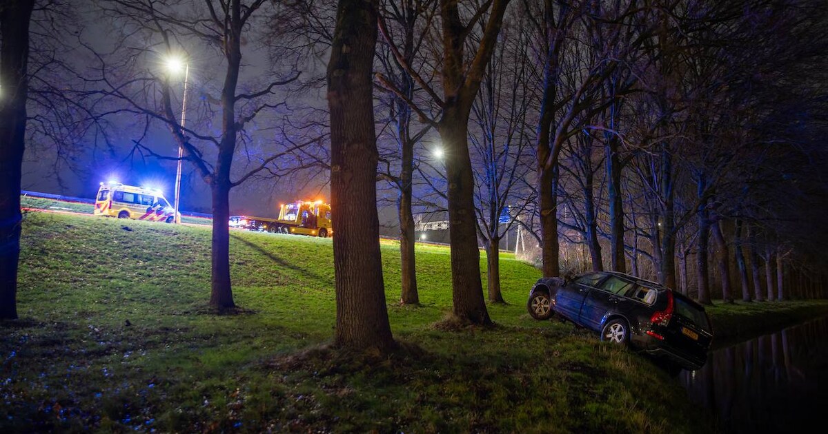 Auto schiet bij Zwolle van de A28 af, slaat over de kop en blijft ...