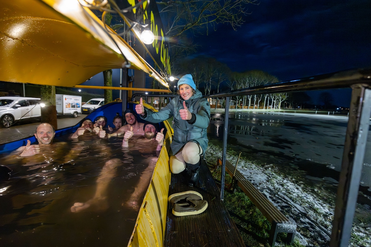 Eerst een ijzige nieuwjaarsduik en dan opwarmen in de ‘Ja Koe Zie ...