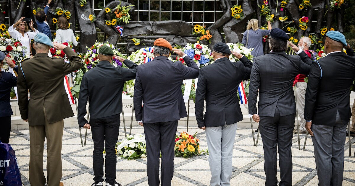 Op het Ereveld in Loenen en in Jakarta wordt tegelijk de Japanse ...