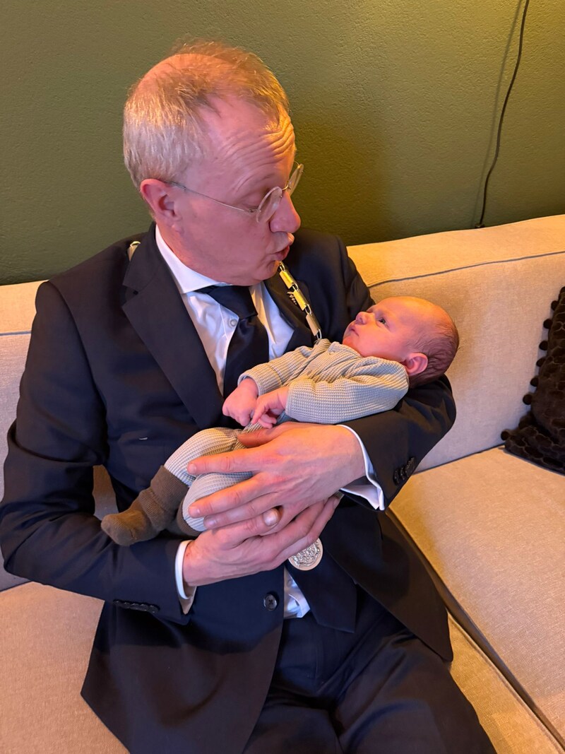 Oeps: burgemeester feliciteert verkeerde baby als eerste van 2026 ...