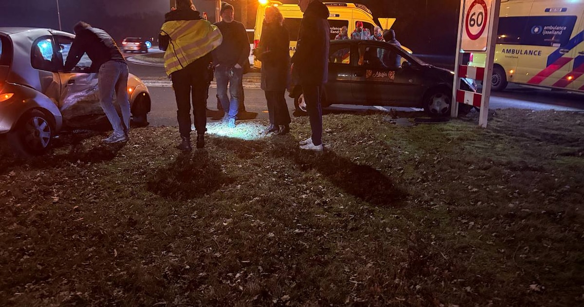 Brokstukken op de weg na botsing bij Hardenberg | Regio | De Stentor.nl