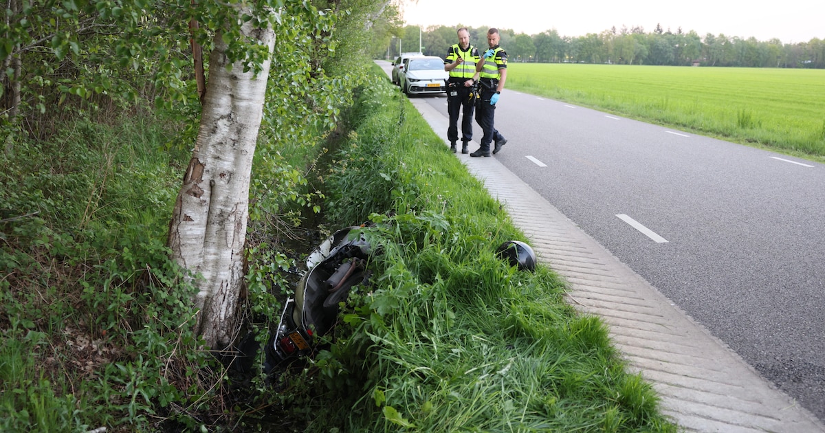 Scooterrijder (44) belandt in de sloot bij Ommen: vermoedelijk onder ...