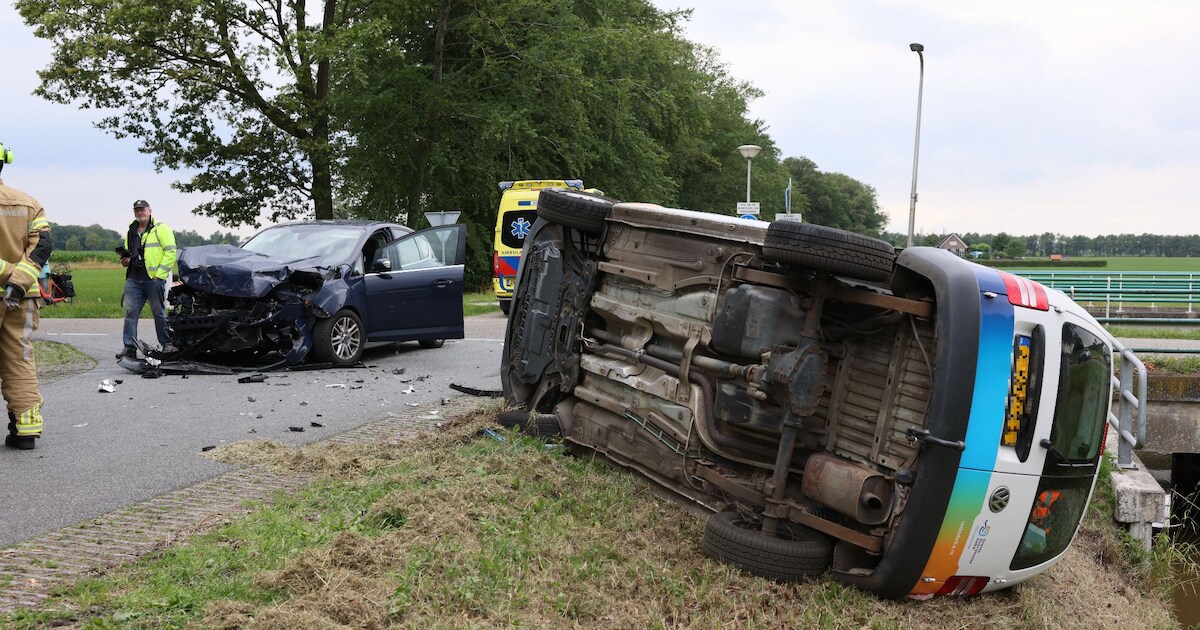 Bestelbus belandt zijwaarts langs de sloot bij Lemelerveld door botsing met auto | 112 nieuws ...