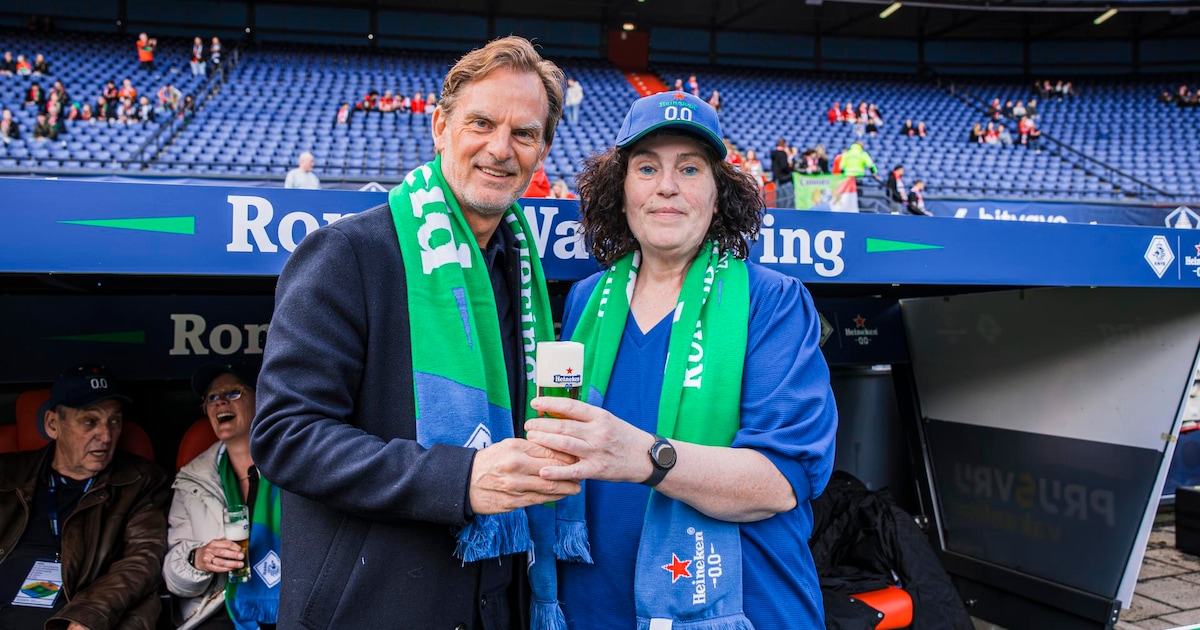 Ronald de Boer tapt het biertje voor clubbarvrouw Anita, die als vip ...