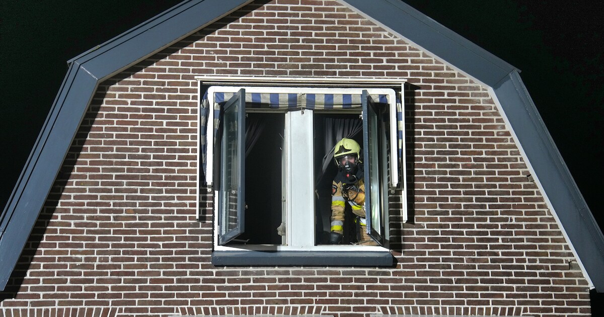 Buren leven mee met man die uit raam brandend huis springt: ‘Dit is ...