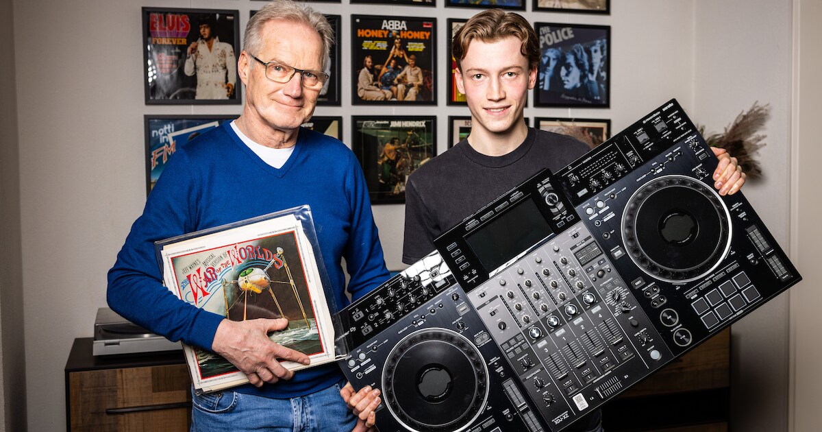 Vader en zoon Kleinlugtebeld kruipen samen achter de draaitafel voor ...