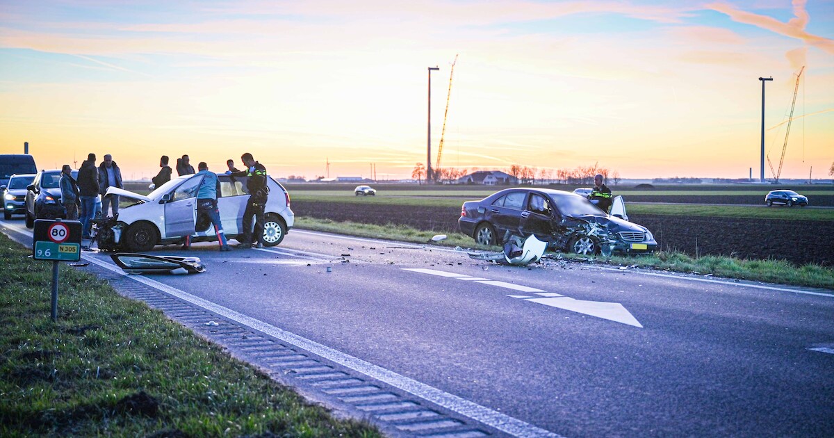 Frontale botsing in Biddinghuizen, twee gewonden naar ziekenhuis ...