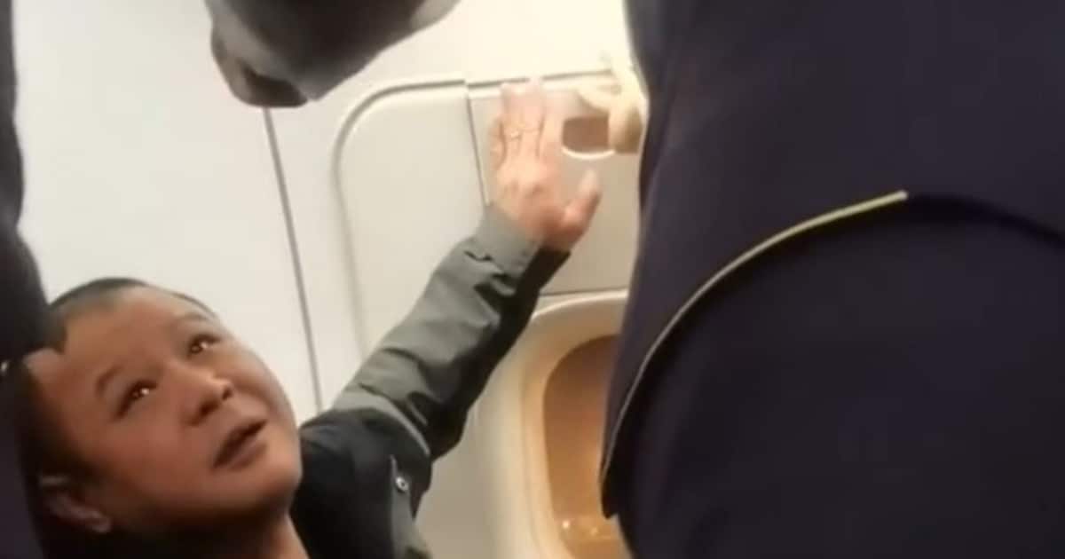 ‘Dronken’ passagier probeert nooduitgang vliegtuig te openen ...