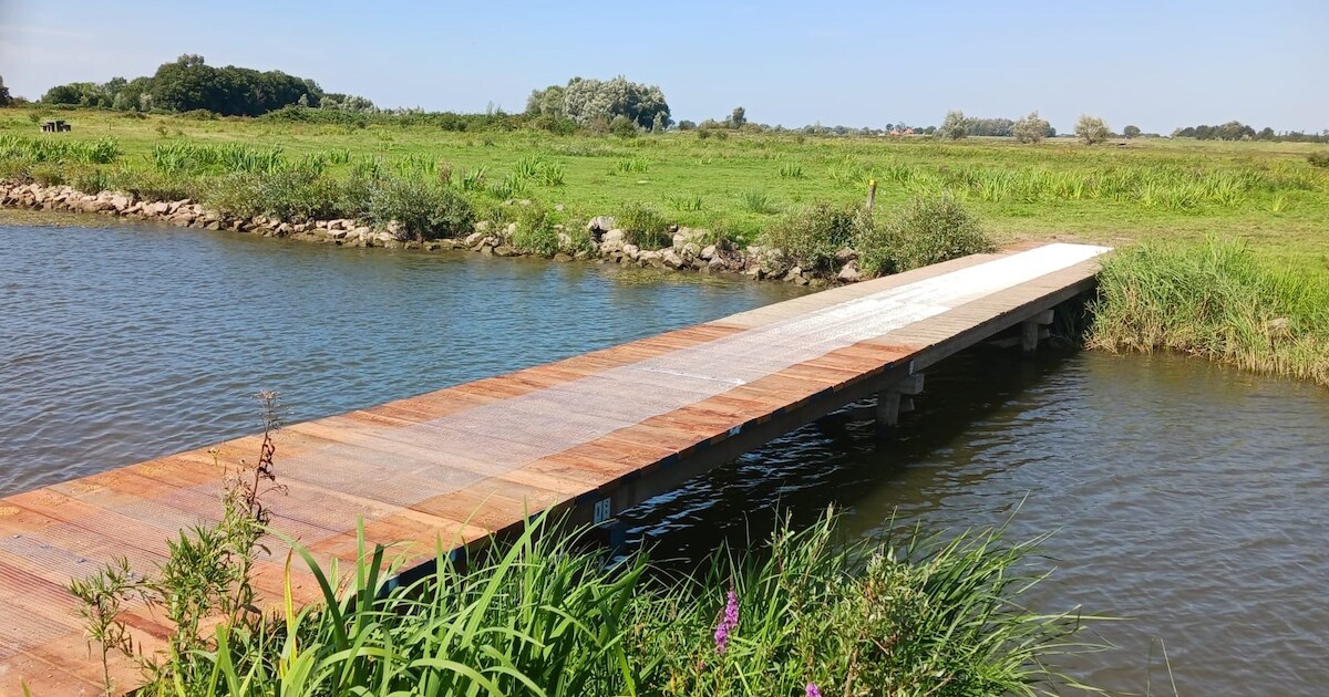 Brug op het laarzenpad in Vreugderijkerwaard bij Zwolle is weer ...