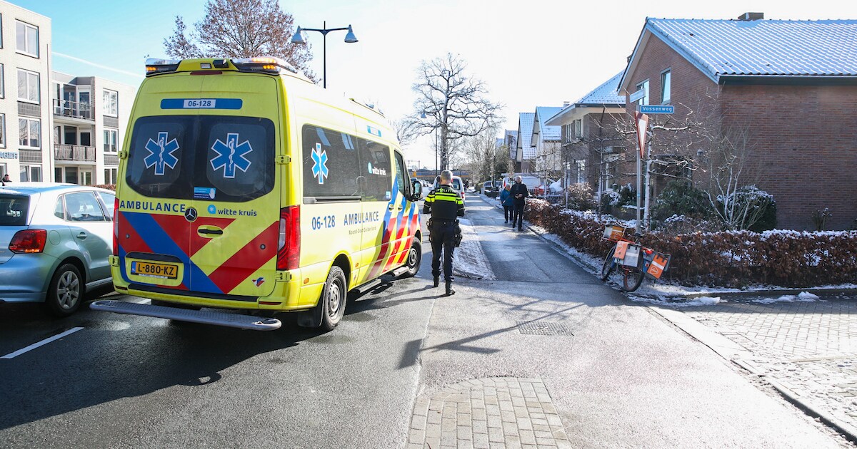 Postbode op de fiets botst tegen auto in Apeldoorn en raakt gewond | Apeldoorn | destentor.nl