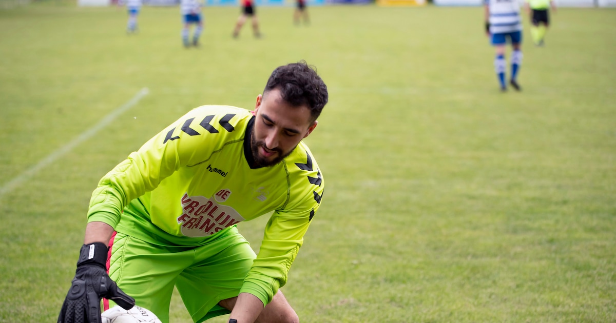 Dankzij zijn clubgenoten hoeft de gevluchte Oeken-goalie Zalmai (26 ...