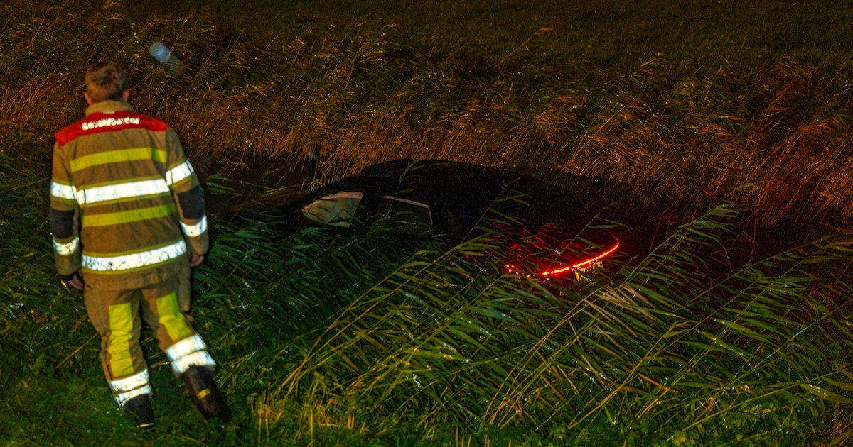 Automobilist komt met nat pak vrij als hij in de sloot belandt ...