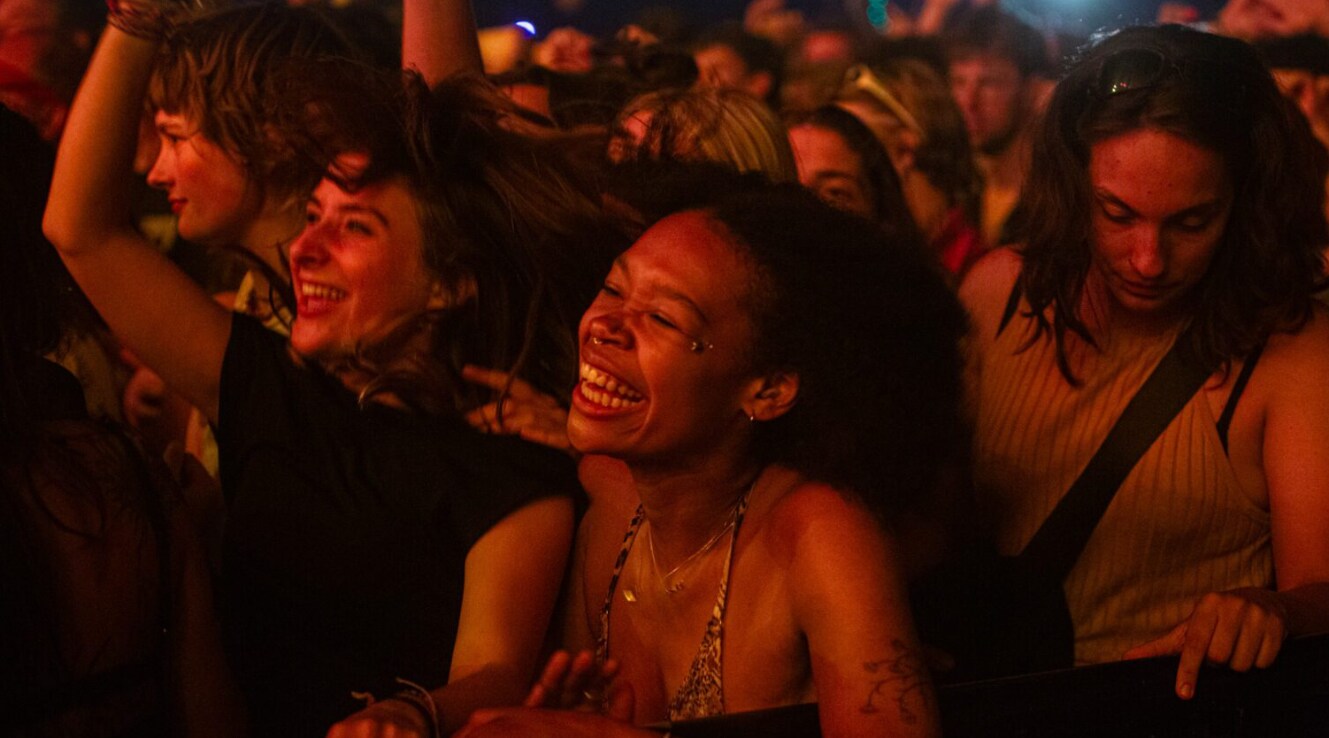 Underworld laat Down The Rabbit Hole 2025 op de grondvesten schudden ...