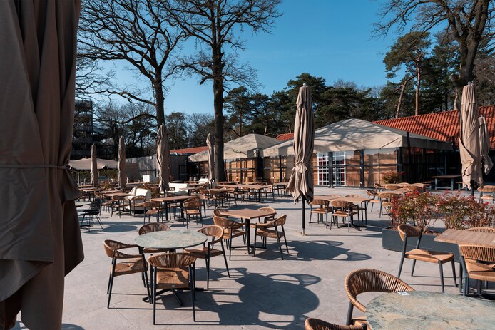 Tegenslag voor restaurant: twee dure megaparasols vormen een ‘gebouw ...