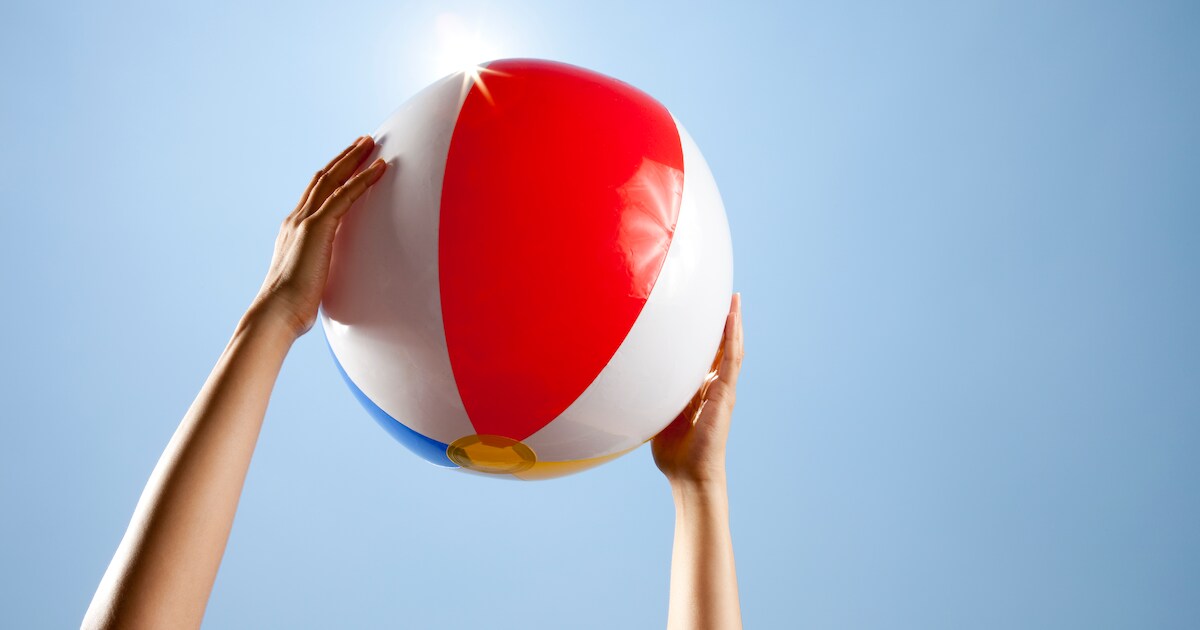 Een strandbal met een open ruggetje, hoe ziet dat eruit? | Opinie | De ...