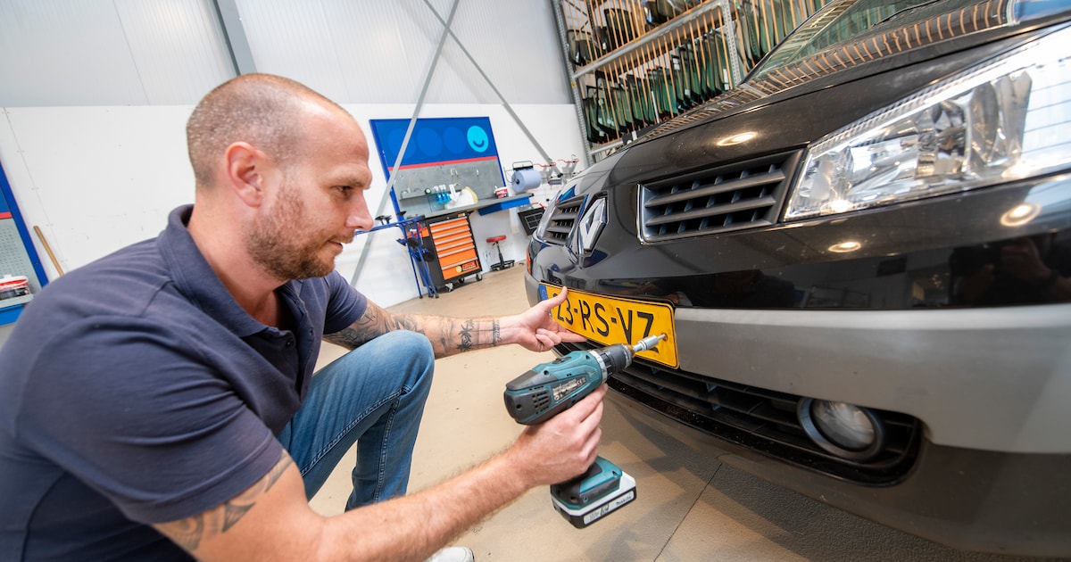 Gekkenhuis bij Apeldoorns bedrijf dat nummerborden vastzet aan auto’s ...
