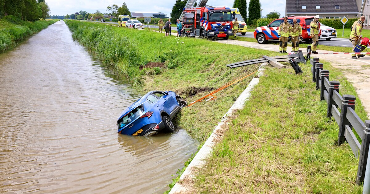 Auto met met meerdere kinderen belandt in water na botsing bij ...