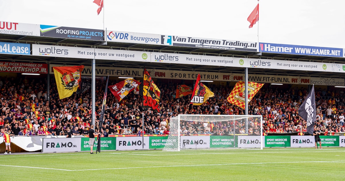 In de rust haalt Jarno (26) een biertje, als hij terugkomt zit iemand ...