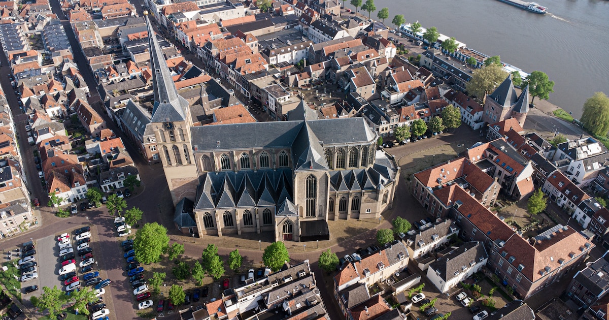 Bijzondere beelden en eeuwenoude klokken bekijken in Bovenkerk Kampen ...