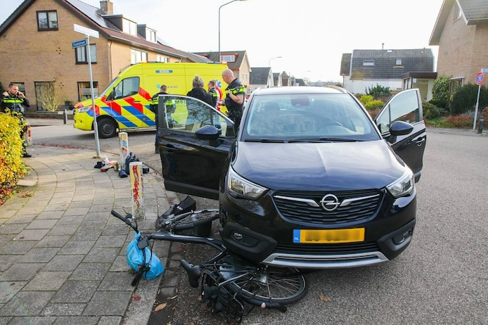 Fiets klem onder auto bij ongeluk in Apeldoorn | 112 nieuws Apeldoorn | destentor.nl