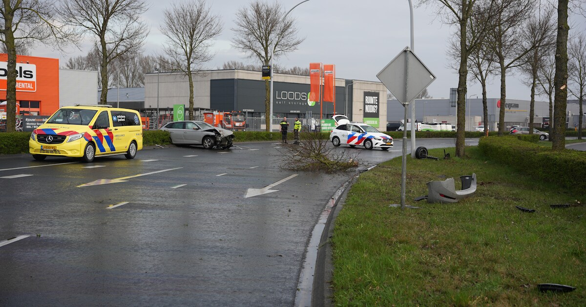 Automobilist vliegt uit de bocht, rijdt boom uit de grond en raakt ...