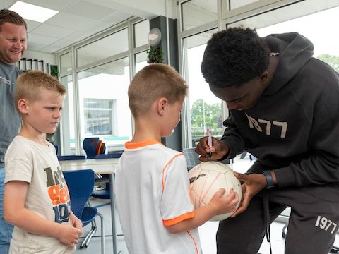 Mentor haalt grap uit met PEC-talent (16) bij belletje over ...