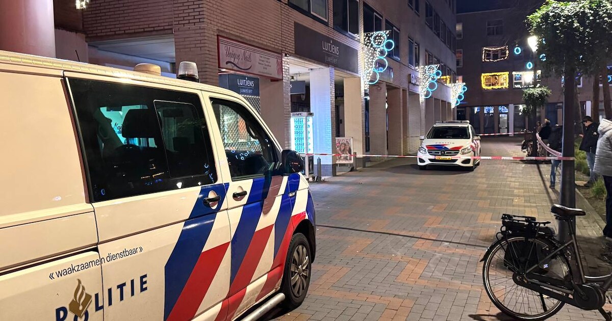 Politie nog steeds op zoek naar twee dieven die juwelier in Lelystad ...