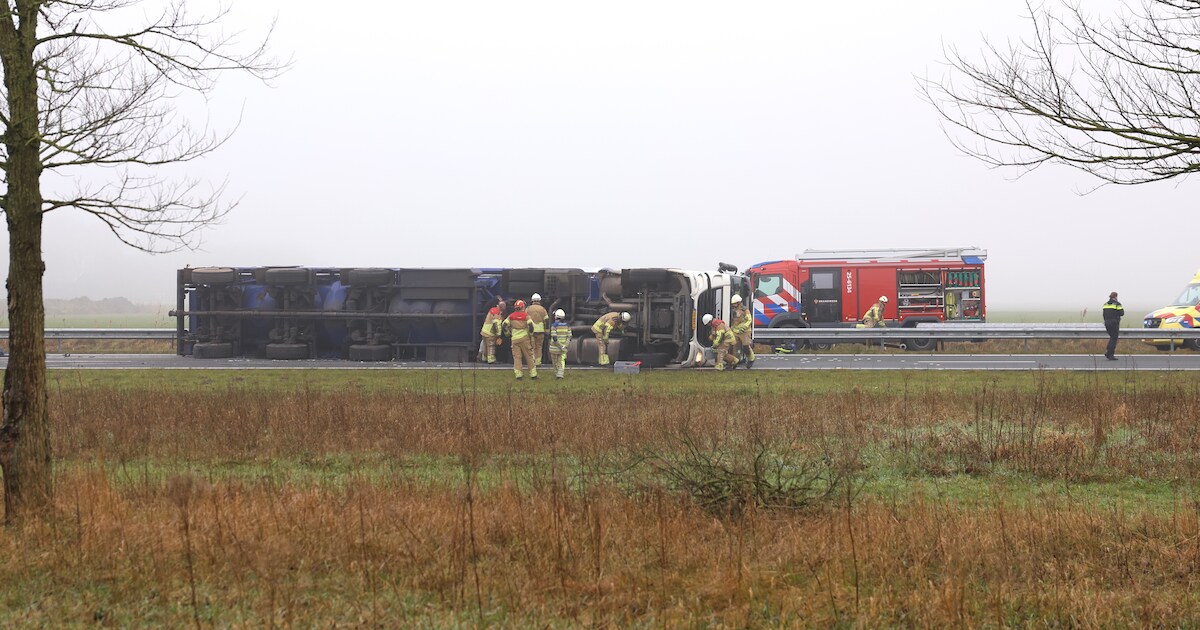 Gekantelde vrachtwagen zorgt voor file op N50 bij Ens, weg dicht richting Emmeloord - Oozo.nl