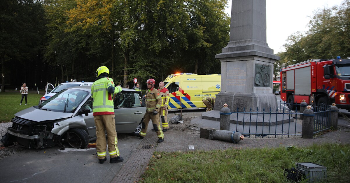 Auto in de kreukels na botsing rond monument De Naald in Apeldoorn ...