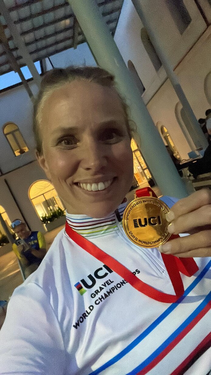 Tranen vloeien rijkelijk bij Jannitta (40), die succes boekt na een ...