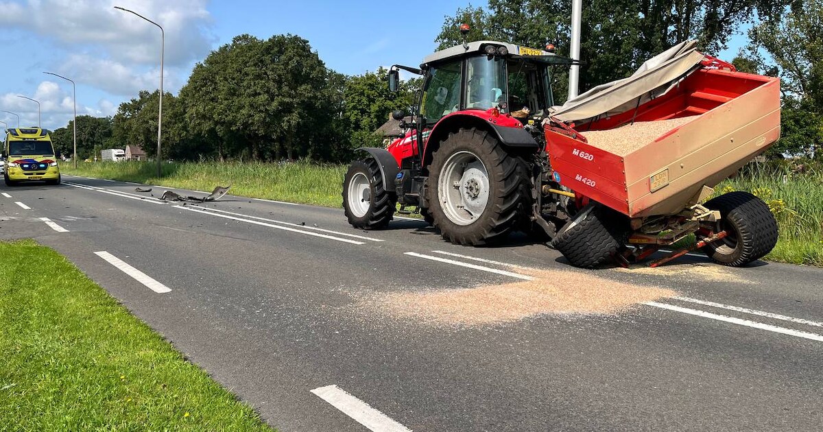 Graan en brokstukken op weg in De Krim na botsing tussen auto en trekker, een persoon gewond ...