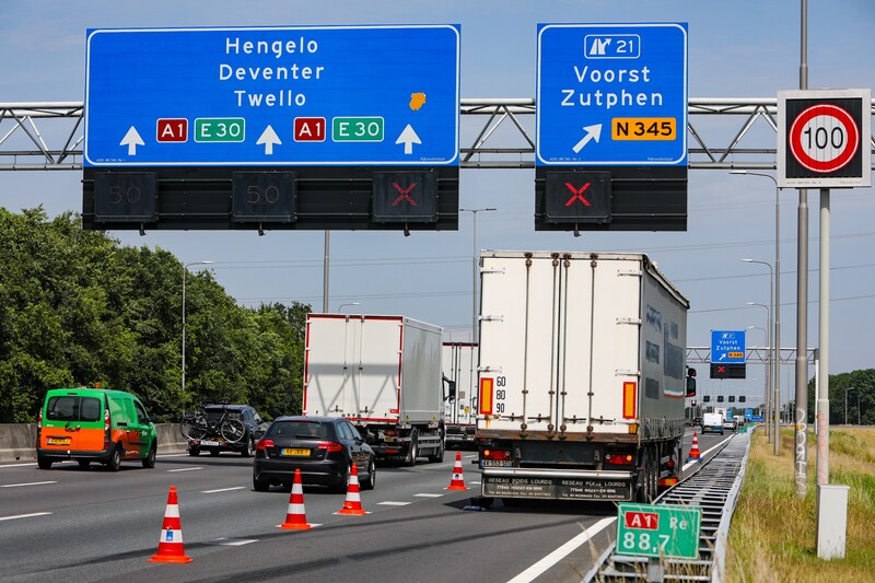 Verkeer op de A1 tijdelijk over één weghelft tussen Bruggelen en ...