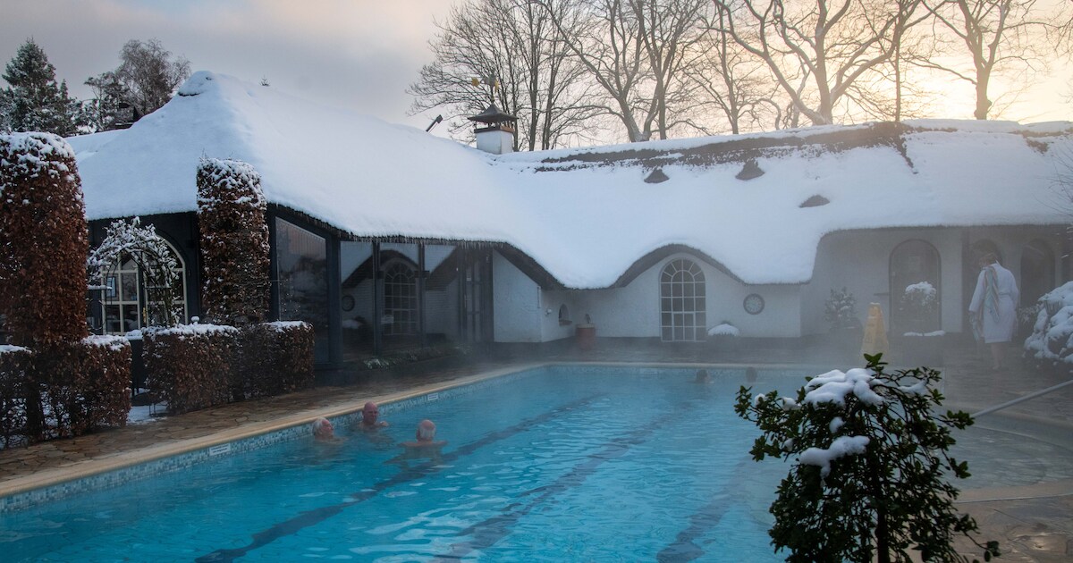 Gasten van deze sauna genieten van een warm bad, slaan de koude douche ...