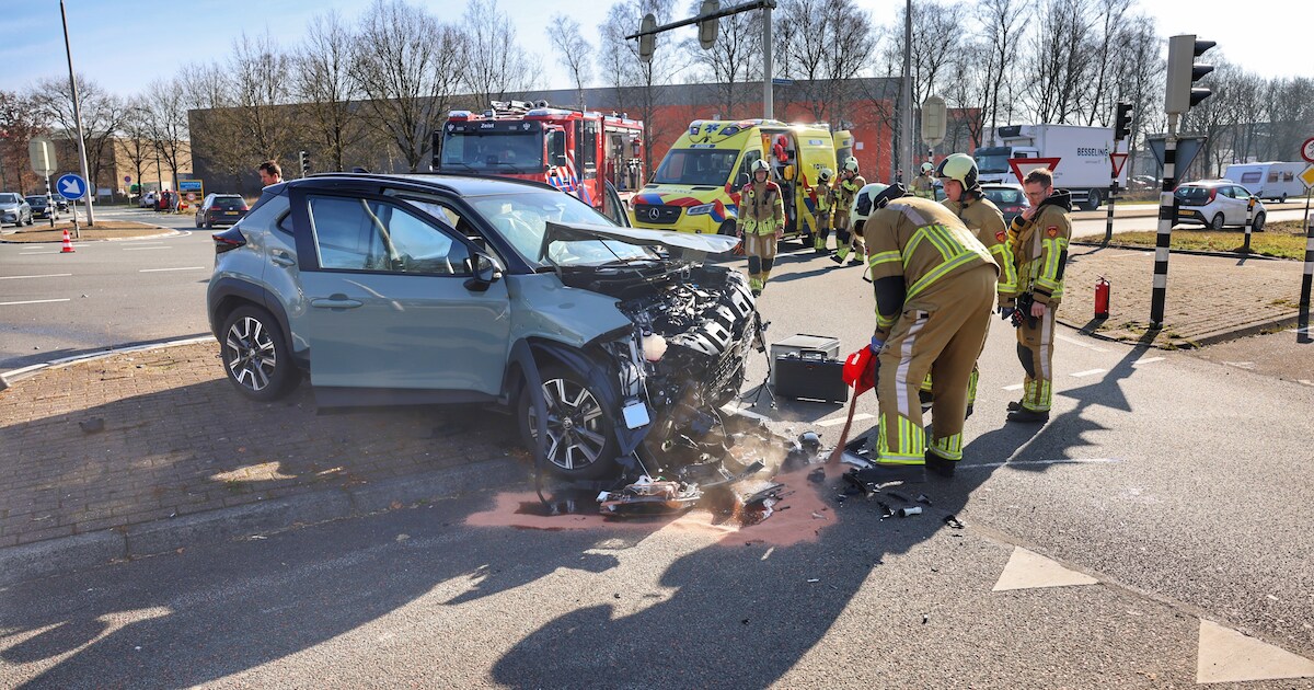Twee auto’s in botsing op kruising N413 bij Soesterberg | Amersfoort | destentor.nl