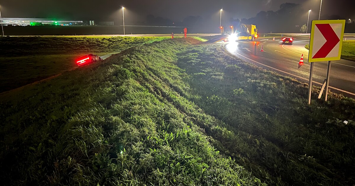 Automobilist neemt bocht iets te ruim en rijdt het talud af langs de A1 ...