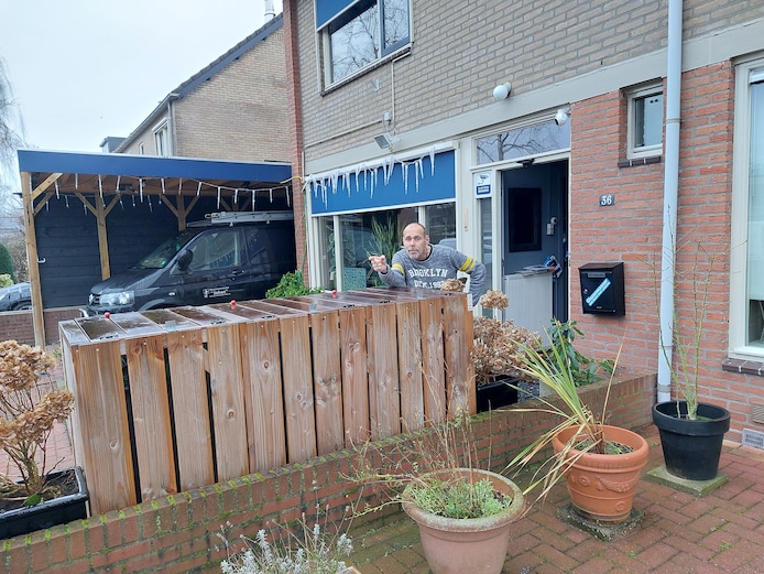 De straat wordt afgezet door de politie en Johan wordt aangehouden ...