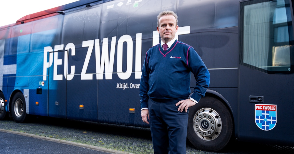Gert (55) is de vaste buschauffeur van PEC Zwolle: ‘Je trekt veel ...