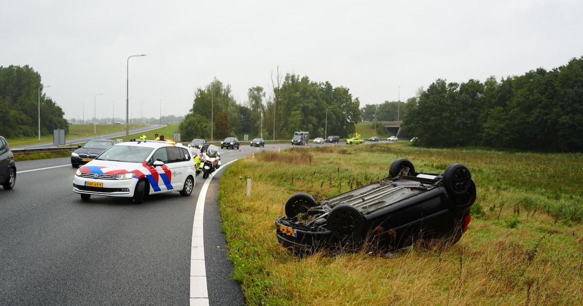 Dat is de derde deze week: auto vliegt uit de bocht op knooppunt ...