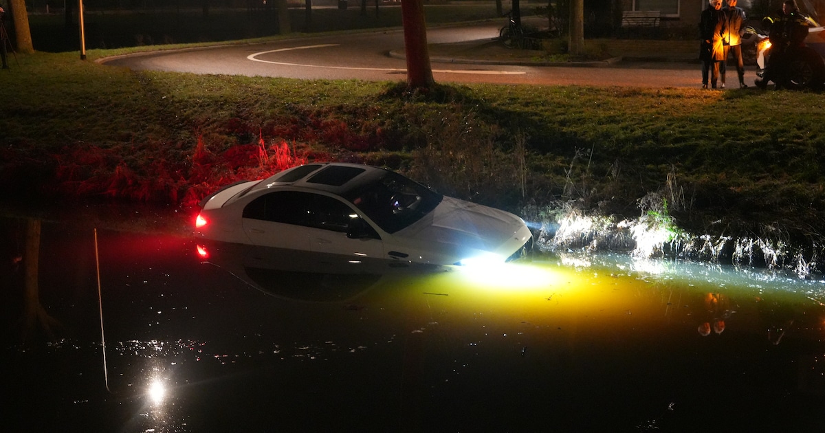 Witte Mercedes duikt op in Zwols watertje, maar waar is de bestuurder ...