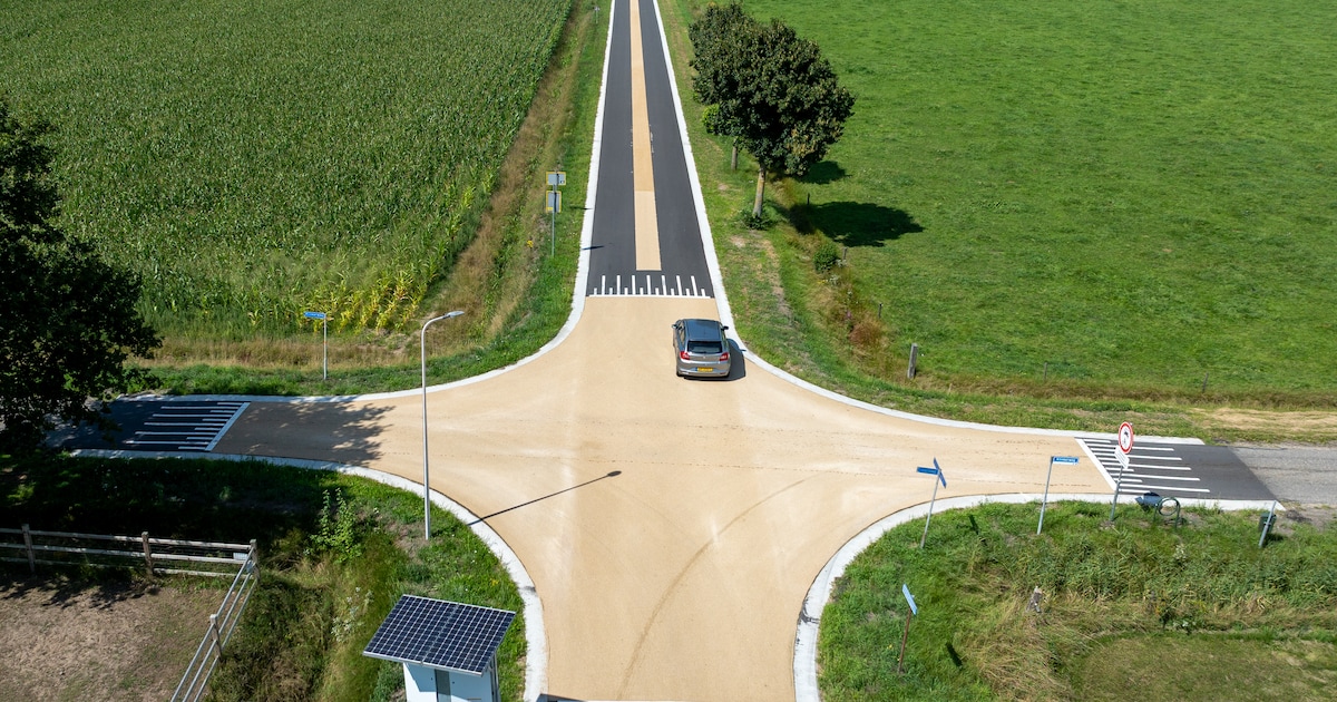 Gele baan op midden van de weg zorgt voor onbegrip bij veel lezers ...