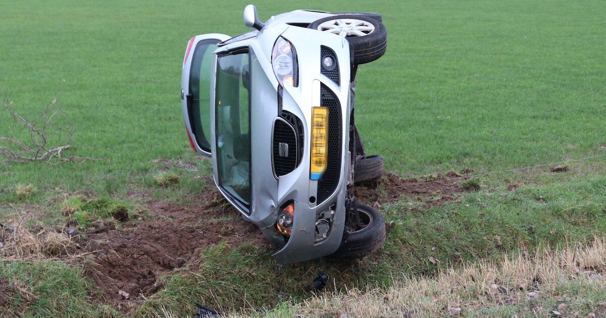 Auto wordt gelanceerd en belandt op zijkant in weiland bij Vaassen ...