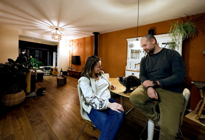 Angela en Rick kiezen toch maar voor het dorp vanwege de hoge ...