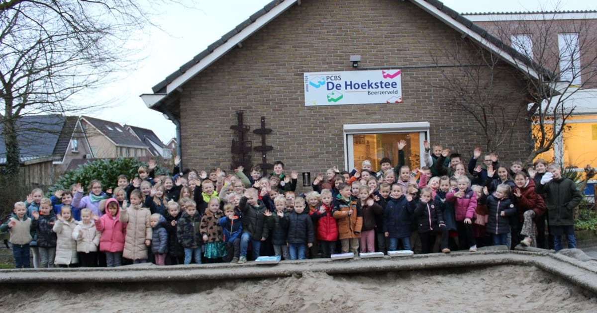 Leerlingen De Hoekstee in Beerzerveld plaatsen tijdscapsule in de muur ...