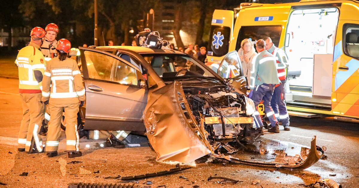 Vier gewonden door heftige botsing in Apeldoorn | Apeldoorn | destentor.nl